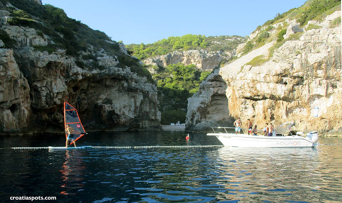 Stiniva beach and bay, Vis island - CroatiaSpots