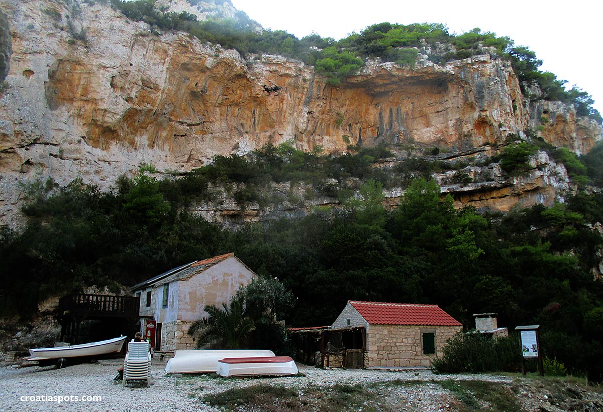 Stiniva beach and bay, Vis island - CroatiaSpots