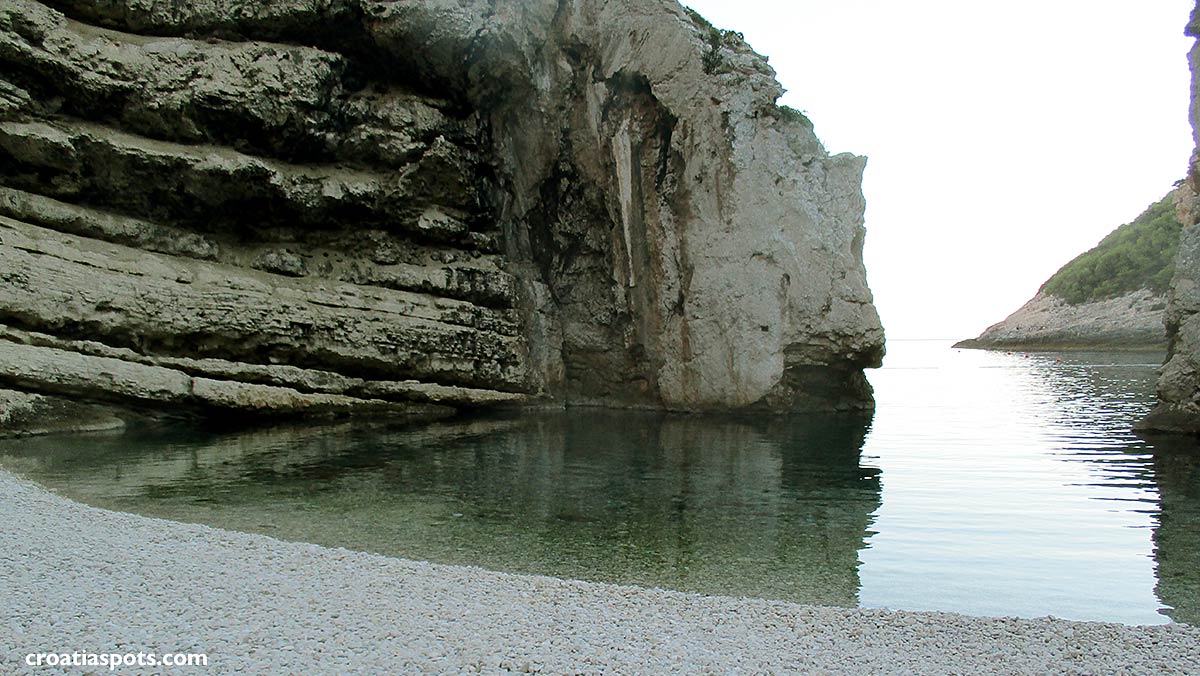 Stiniva beach and bay, Vis island - CroatiaSpots