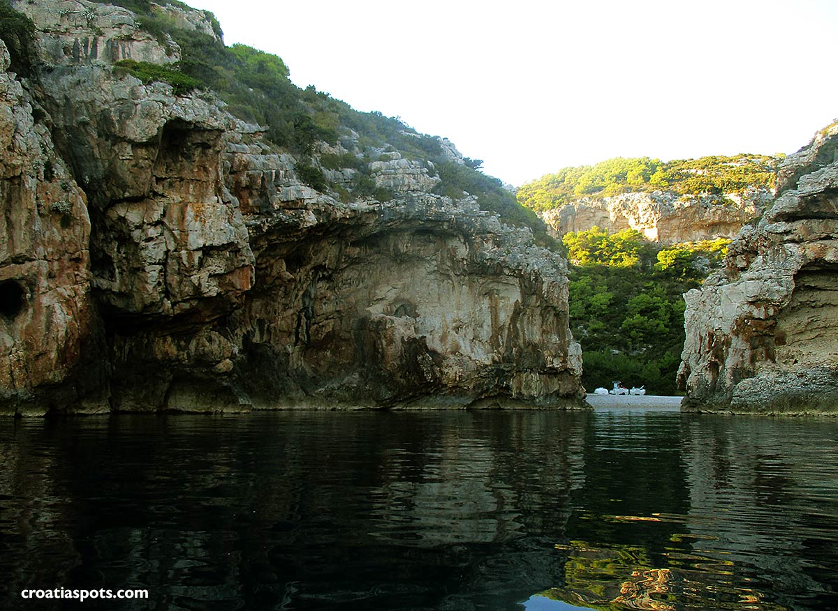 Stiniva beach and bay, Vis island - CroatiaSpots